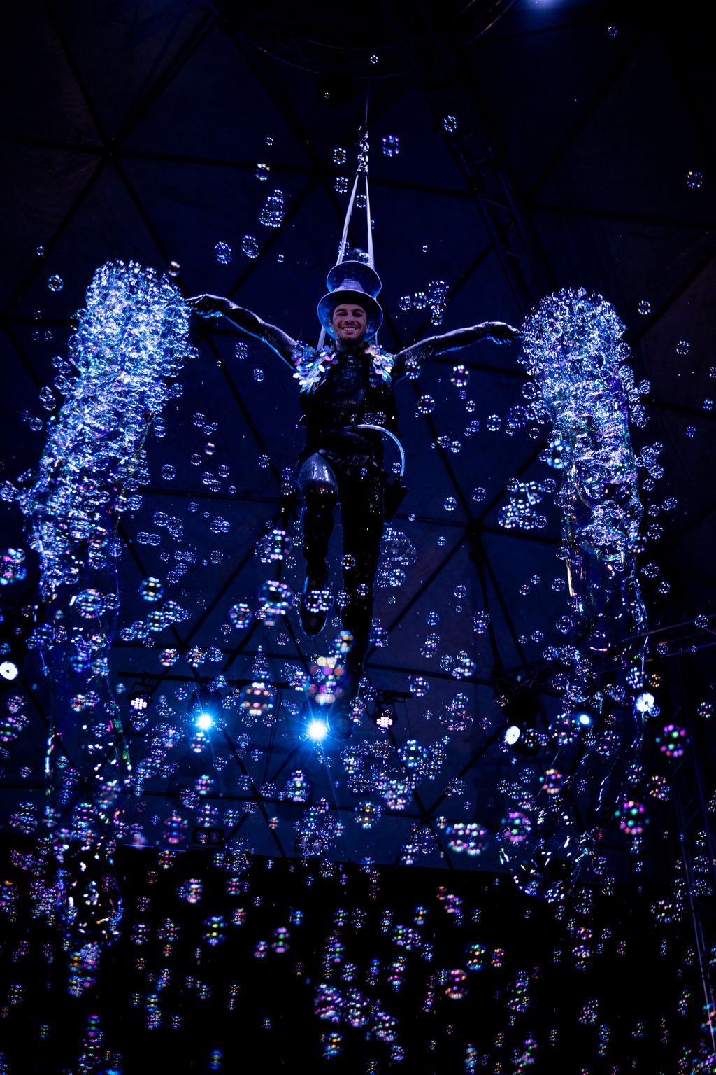 Maxwell the Bubbleologist • THE FLYING BUBBLE SHOW - STARBURST Magazine